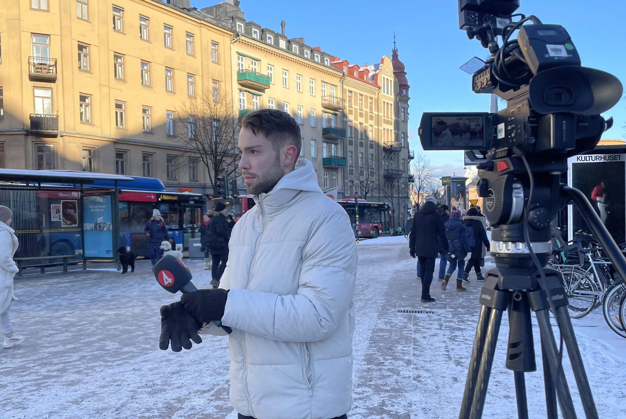 Teddy praktiserar som reporter på TV4 Nyheterna - Kaggeholms Folkhögskola